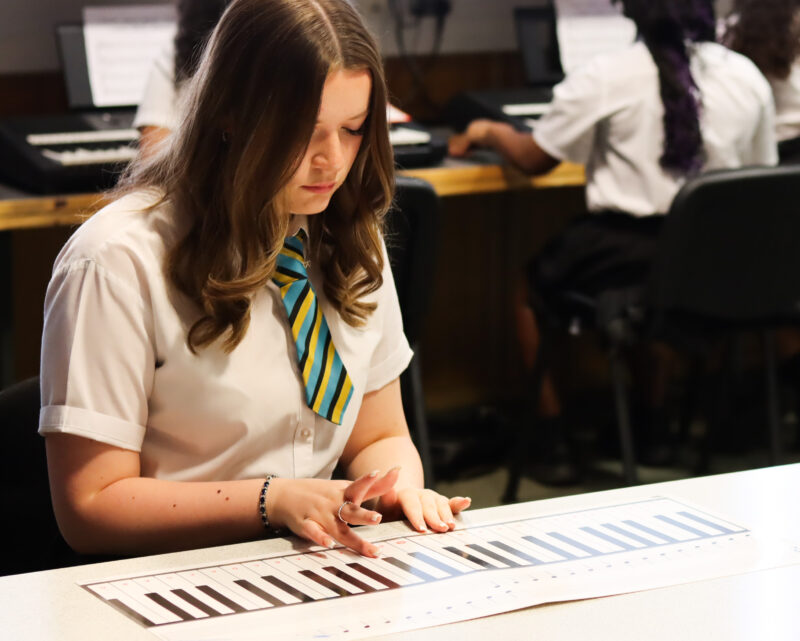 4 OCTAVE KEYBOARD & NOTE CHART WITH FULL SIZE KEYS » Autopress Education